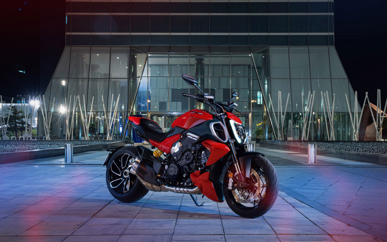 Diavel V4 - Muscle Cruiser με V4 | Ducati.gr
